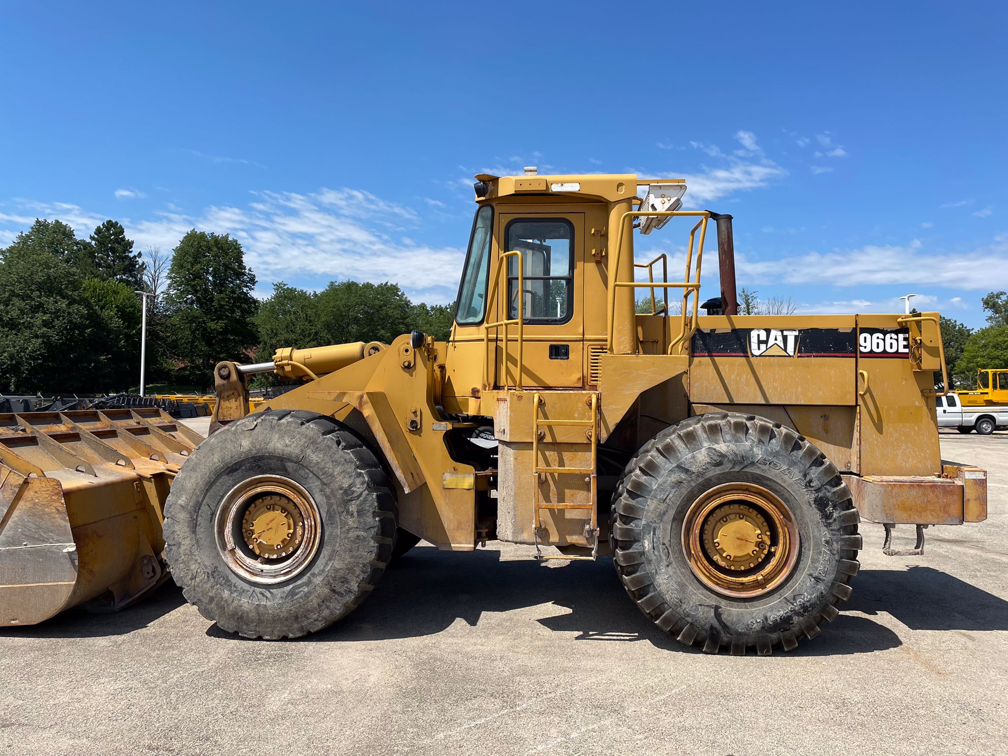 1987 caterpillar 966E wheel loader - yellow and green machinery